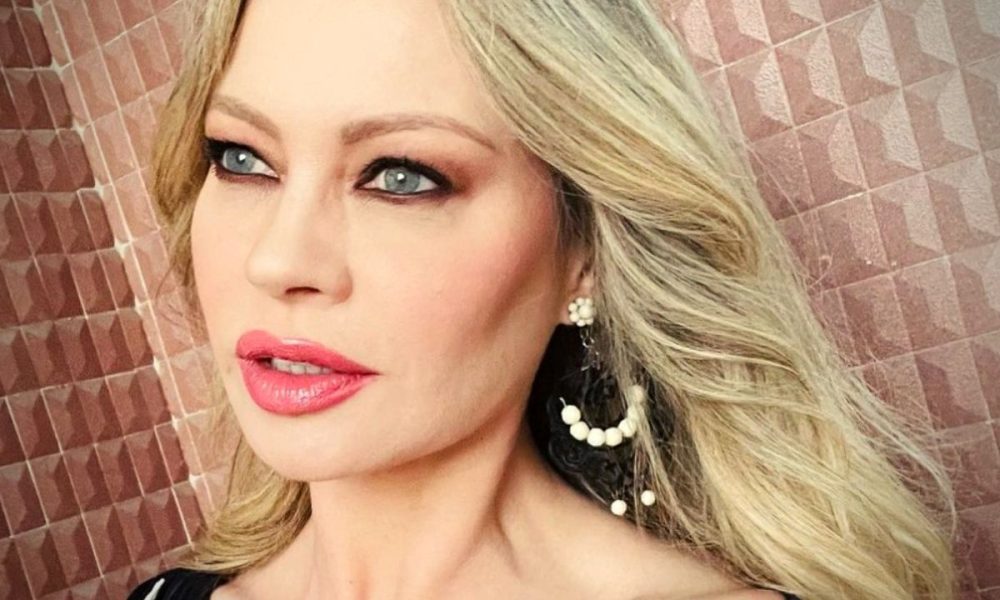 Anna Falchi sconvolge il red carpet: sotto il vestito niente (e si vede ...