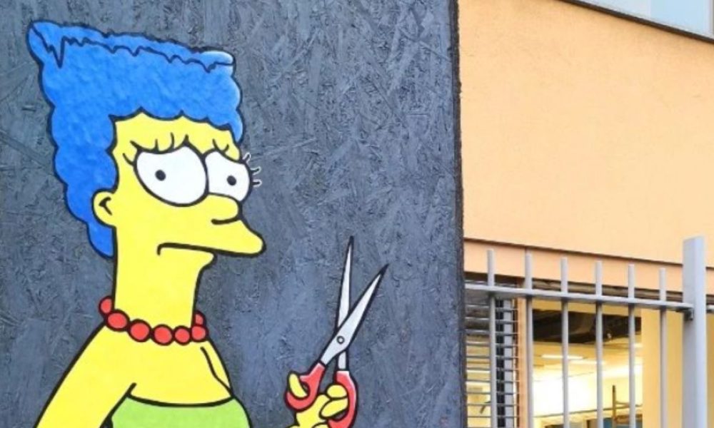 Iran, anche Marge Simpson protesta: cancellato il murale a Milano