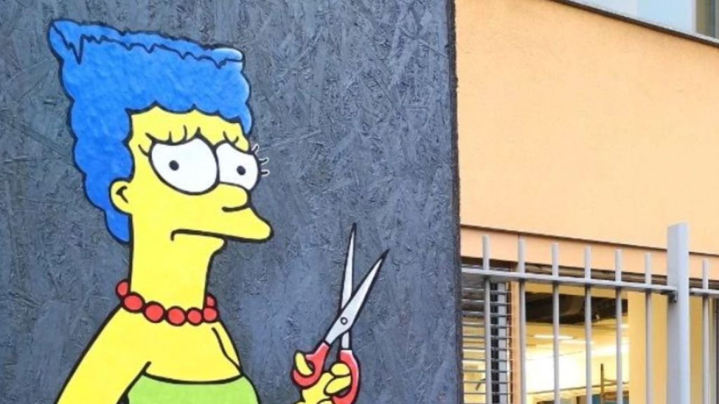 Iran, anche Marge Simpson protesta: cancellato il murale a Milano