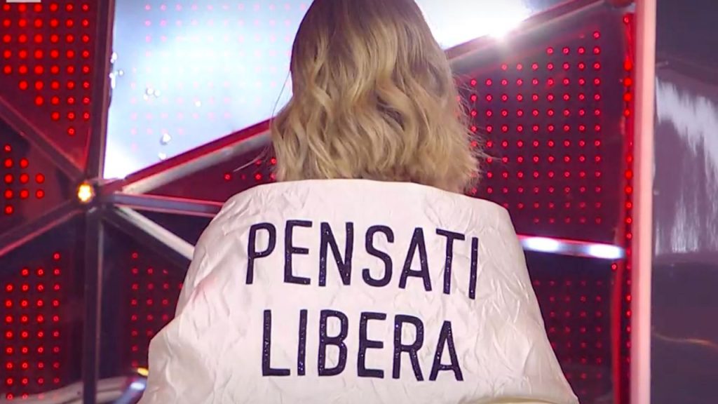 "Pensati libera": il significato del vestito manifesto di Chiara ...