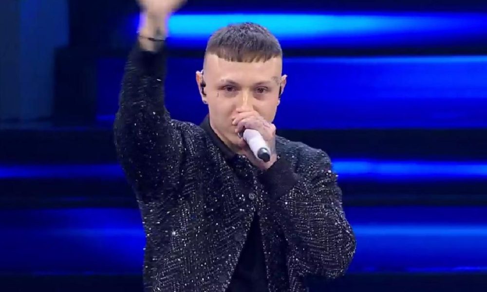 Lazza, l'autografo sulla scarpa per un fan: a quanto è stata venduta