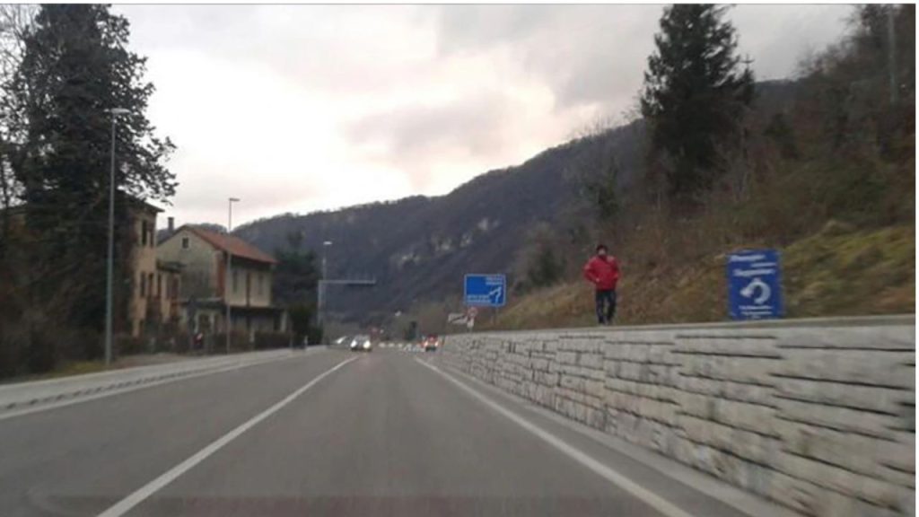 Chi è l'uomo di Fener, "monumento" di Google Maps: da 30 anni saluta le ...