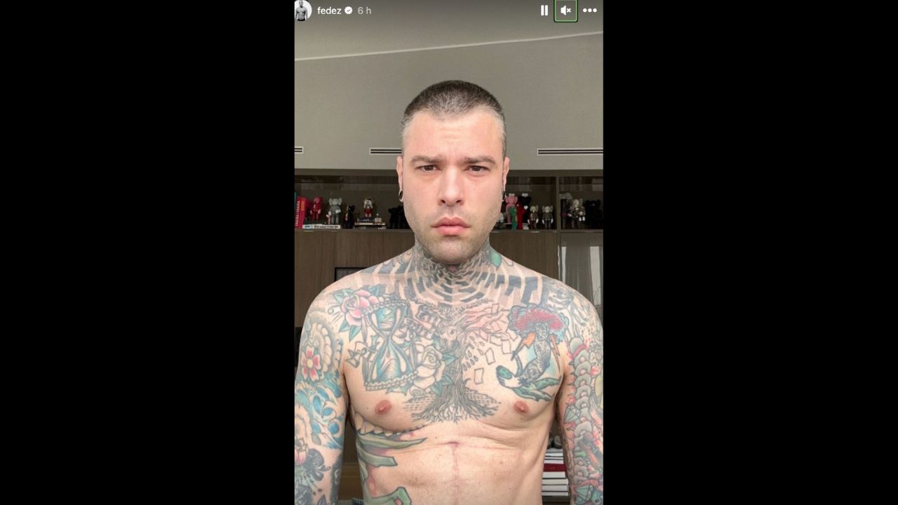 Fedez, cambio look totale: l'apparizione su Instagram rasato a zero