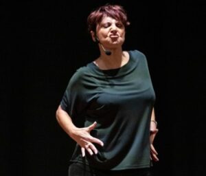Debora Villa: 20 anni di carriera, vita privata e successi in tv