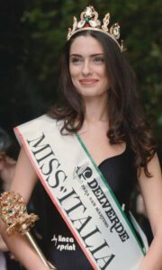 Anna Valle: età, carriera e vita privata dell'attrice