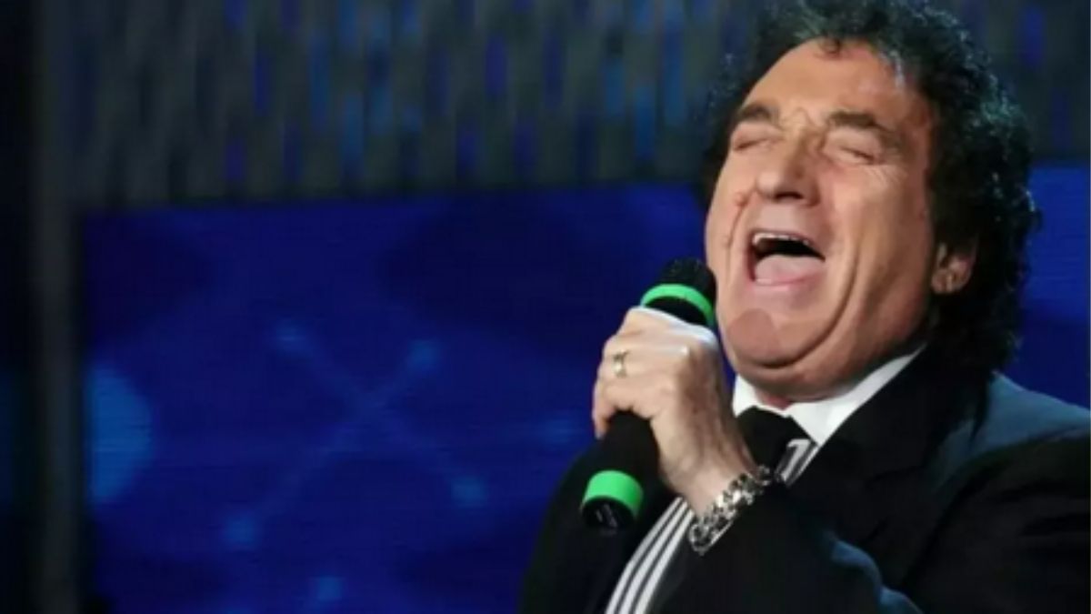 Perché la bara di Tony Dallara era blu la spiegazione della moglie Patrizia